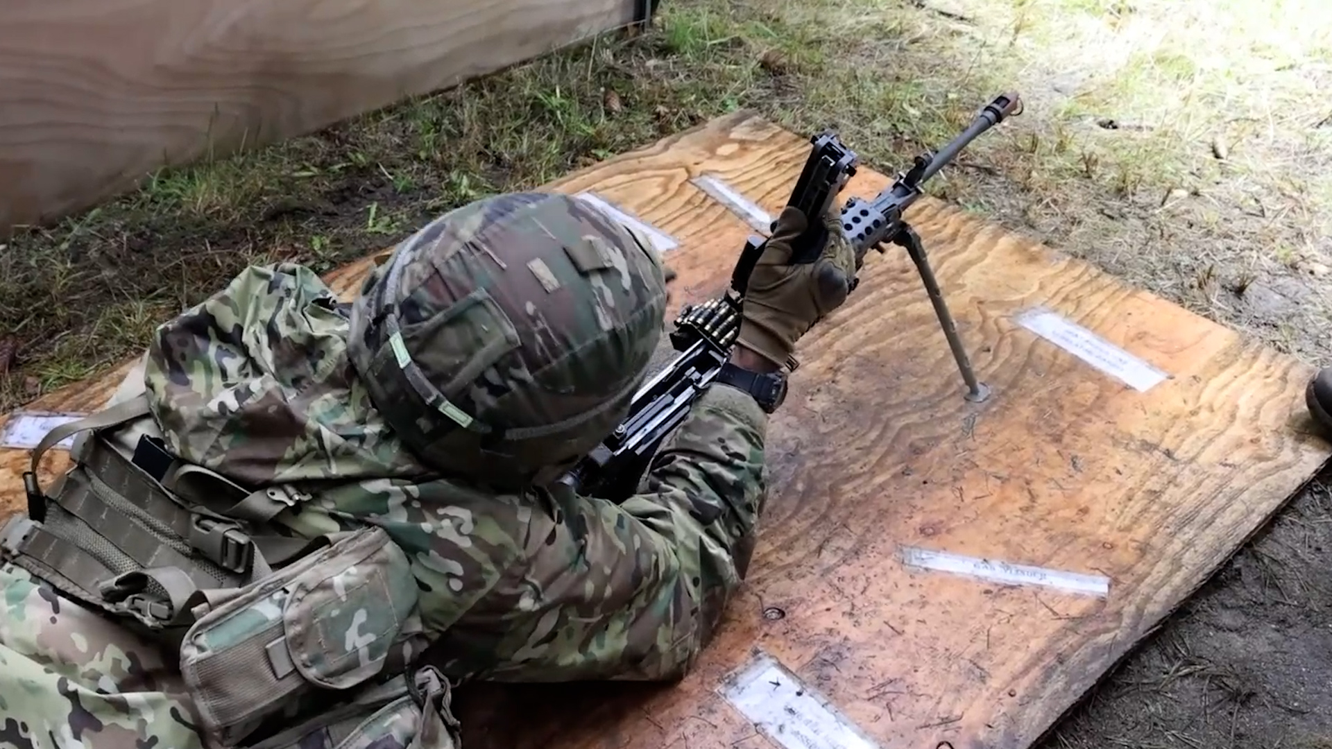 US Soldiers Train With M249 Light Machine Gun