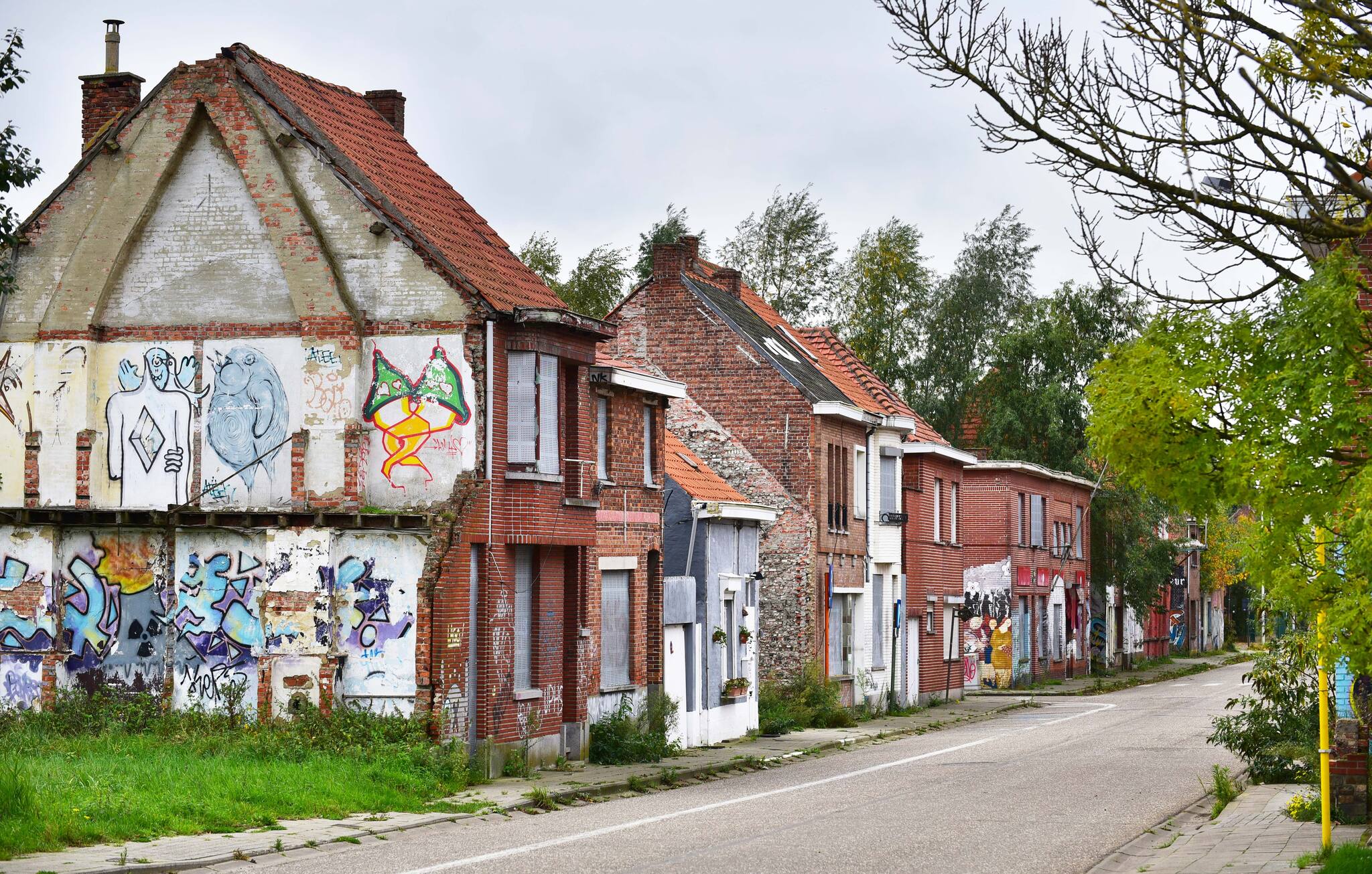 Dieses verlassene Dorf in Belgien liegt im Schatten eines Atomkraftwerks