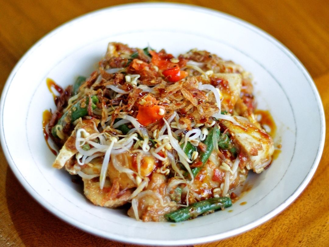 Mengenal Tipat Cantok, Hidangan Khas Bali dari Ketupat dan Sayuran ...