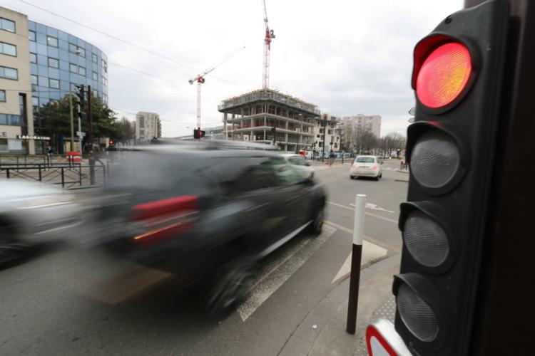 Griller un feu rouge pour laisser passer un véhicule prioritaire m ...