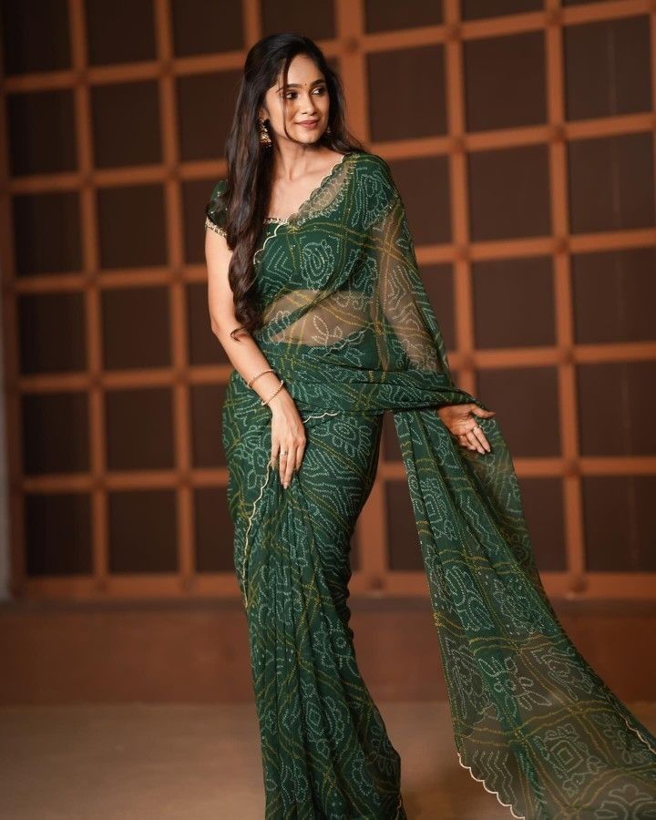 Easy saree pose ideas for this festive season to make your Instagram ...