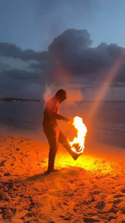 Costa Rica: Man speelt met brandende voetbal op strand in Puerto Viejo ...