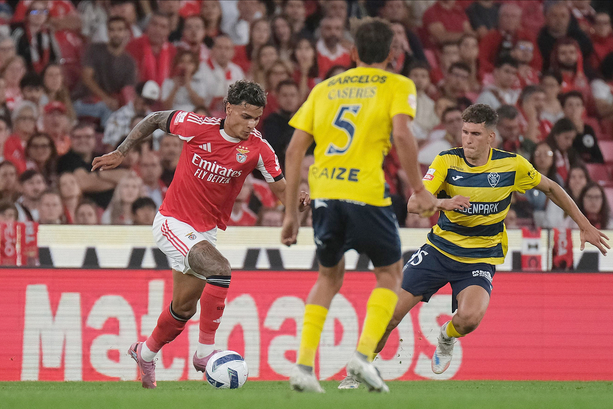 Benfica crítica dualidade de critérios da arbitragem: «Vimos um golo ...