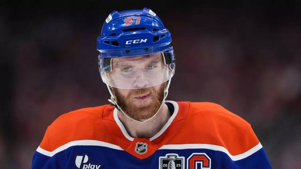 NHL star Connor McDavid of the Edmonton Oilers was spotted in the ...