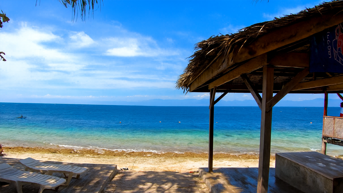 Recorrido a pie por la playa Panagsama y el pueblo de Moalboal (4K)