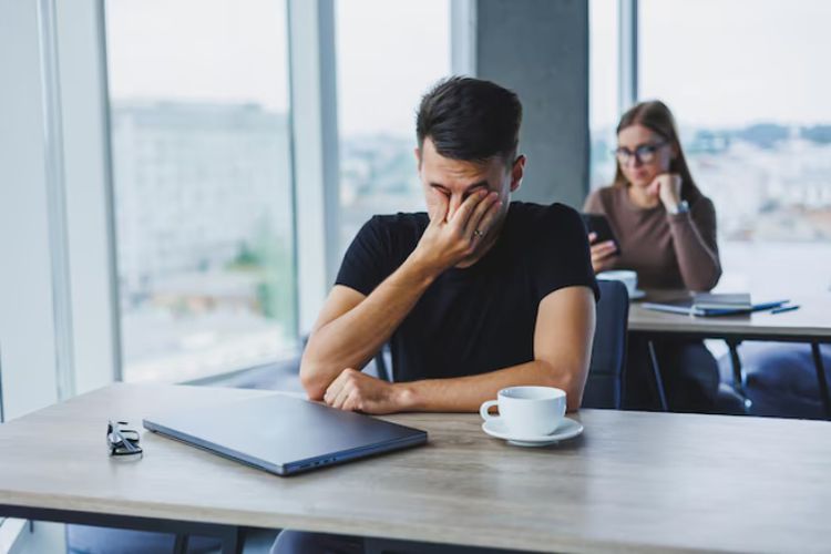 7 Kebiasaan yang Membuat Orang di Sekitar Tidak Menjadi Dekat Secara ...