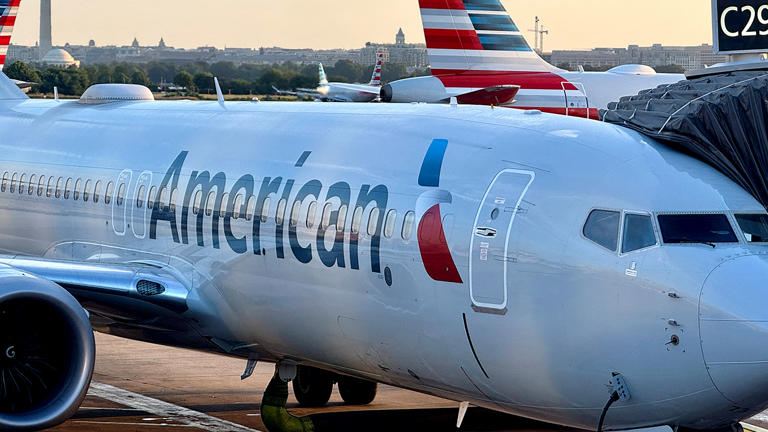 5 onboard American Airlines flight hospitalized after odor diverts plane