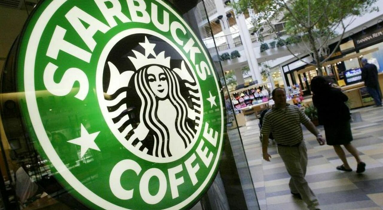 Starbucks, 900 licenziamenti e centinaia di sedi chiuse: «Necessario ...