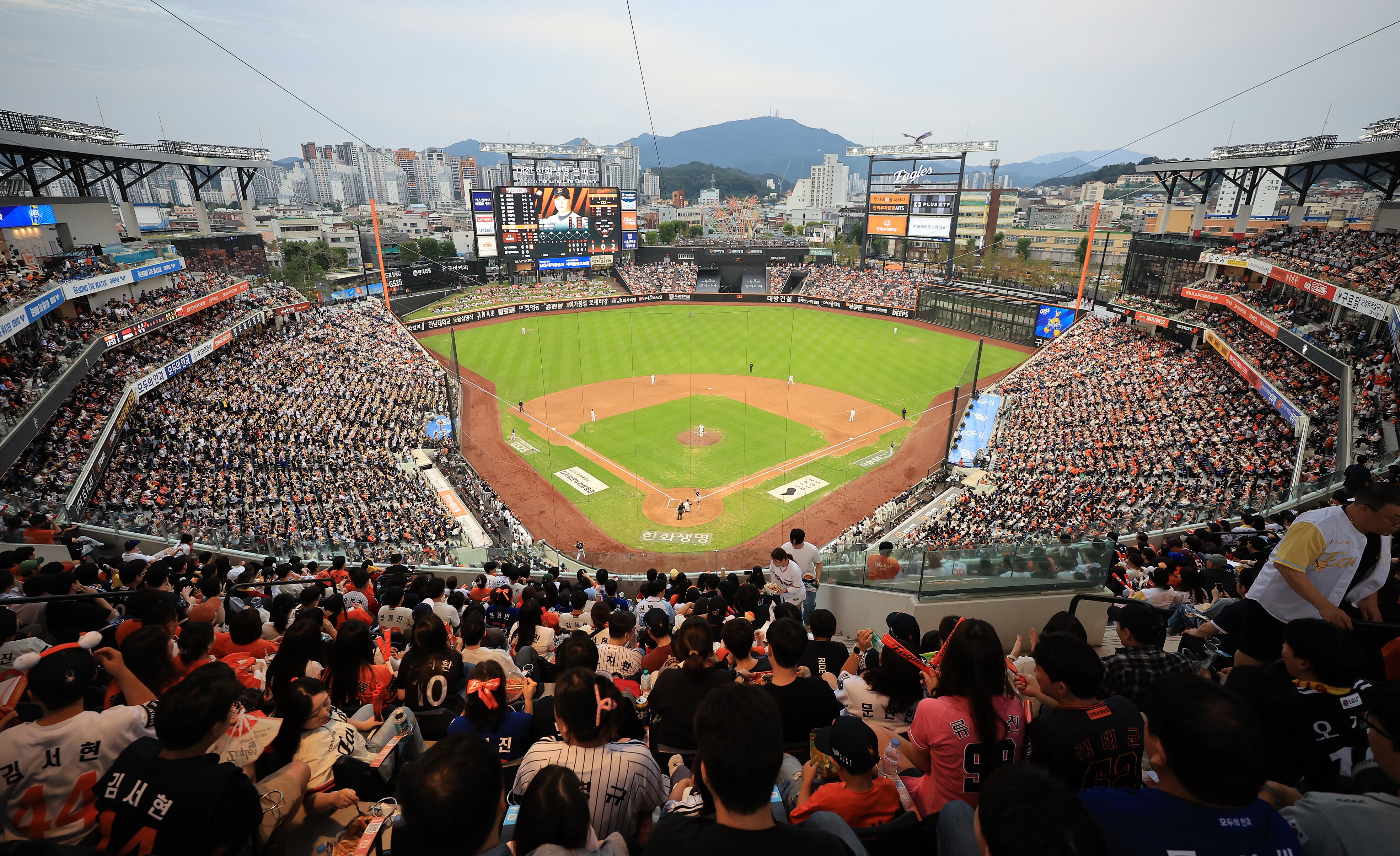 프로야구 사상 첫 1200만 관중 시대 열었다