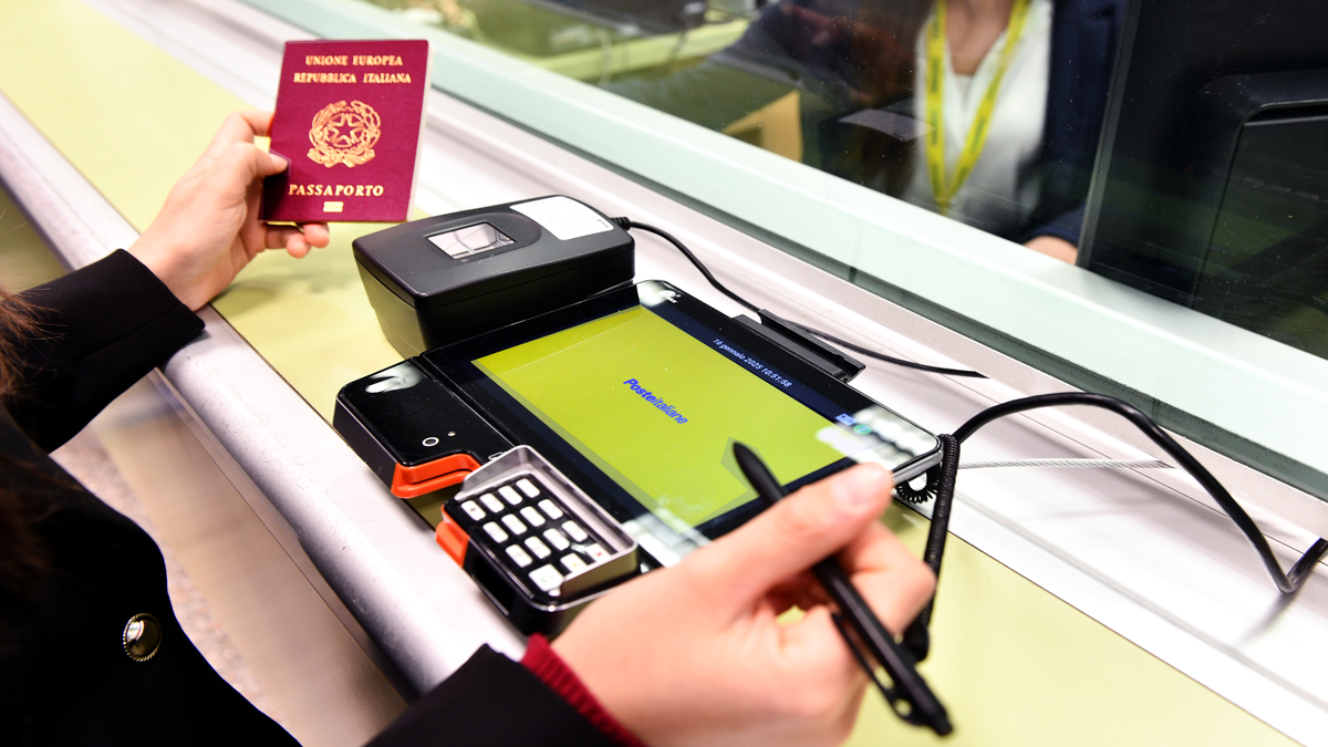 Poste Italiane, centomila passaporti consegnati in un anno