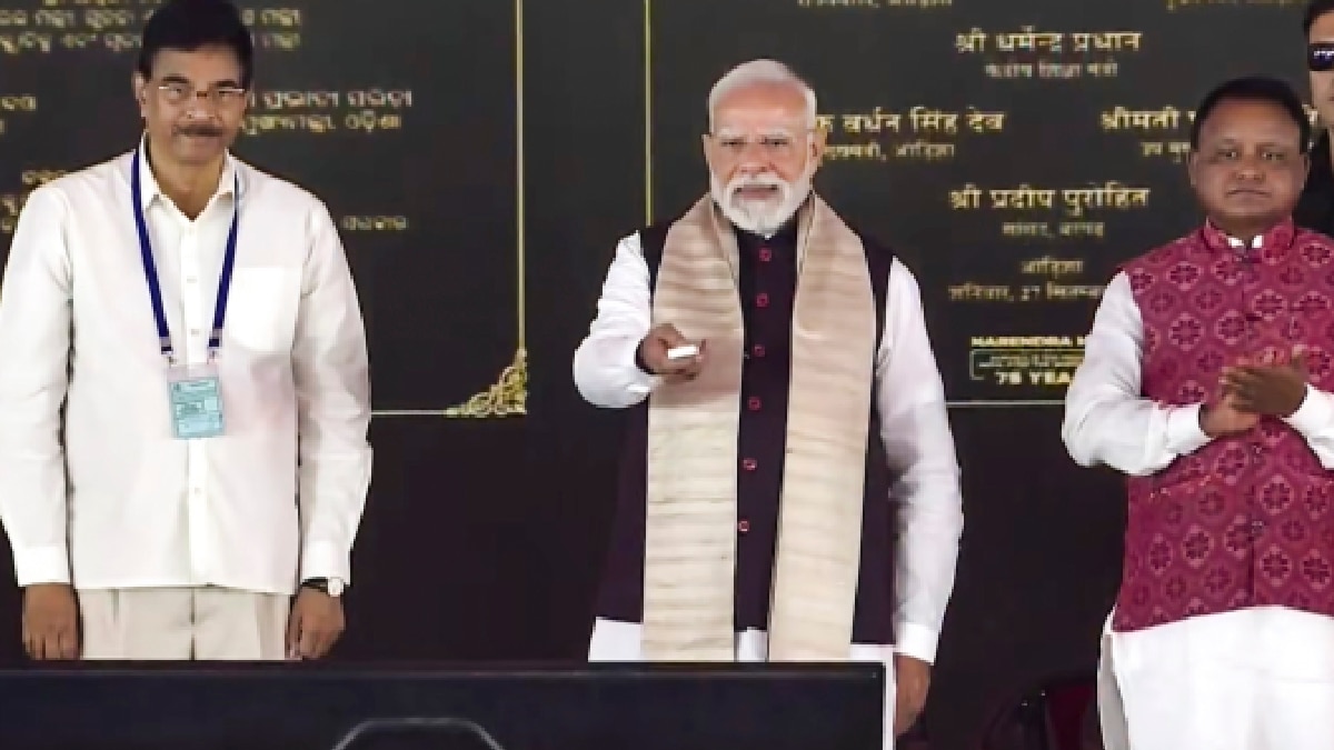 PM Modi Unveils BSNL’s 'Swadeshi' 4G Network, Commissions 97,500 Towers ...