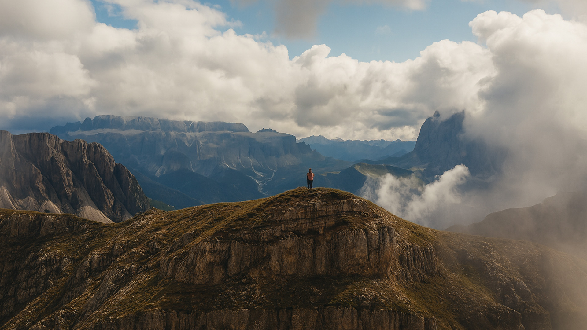 Alpy v Evropě – Horská krajina a zatažené vrcholy ve 4K