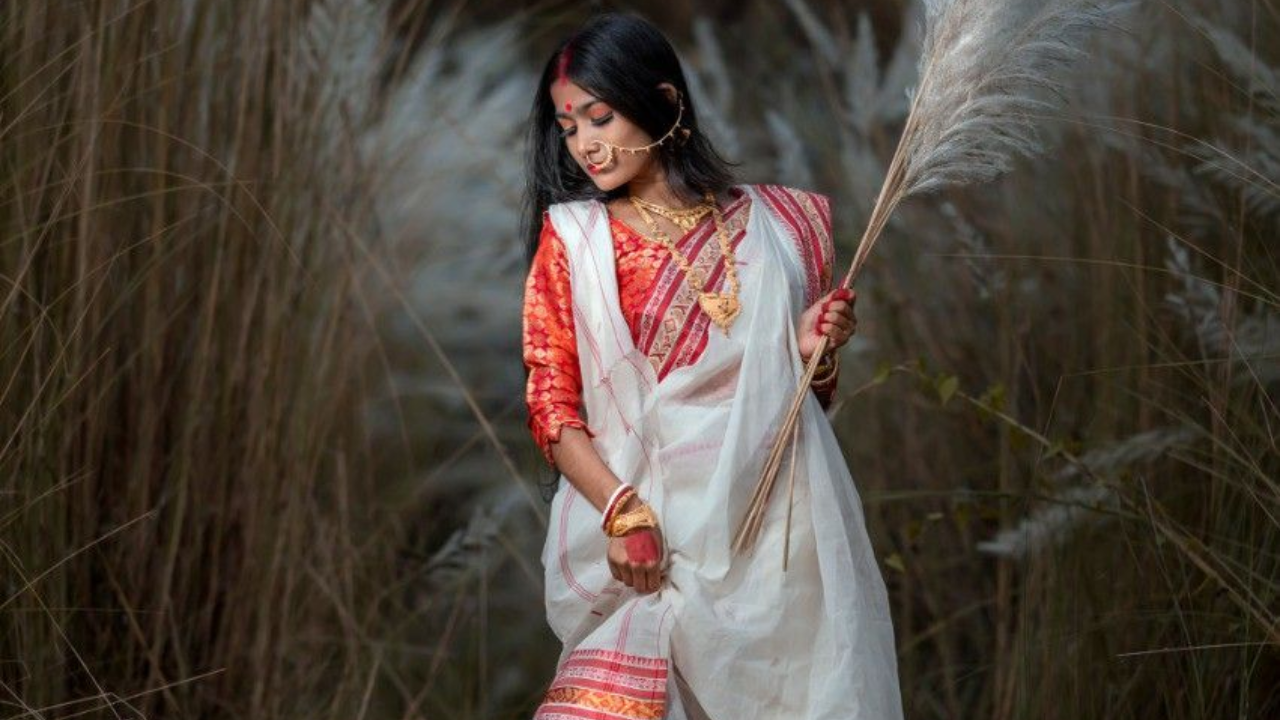 How to drape the traditional Bengali Lal-par sada saree for Durga Puja 2025