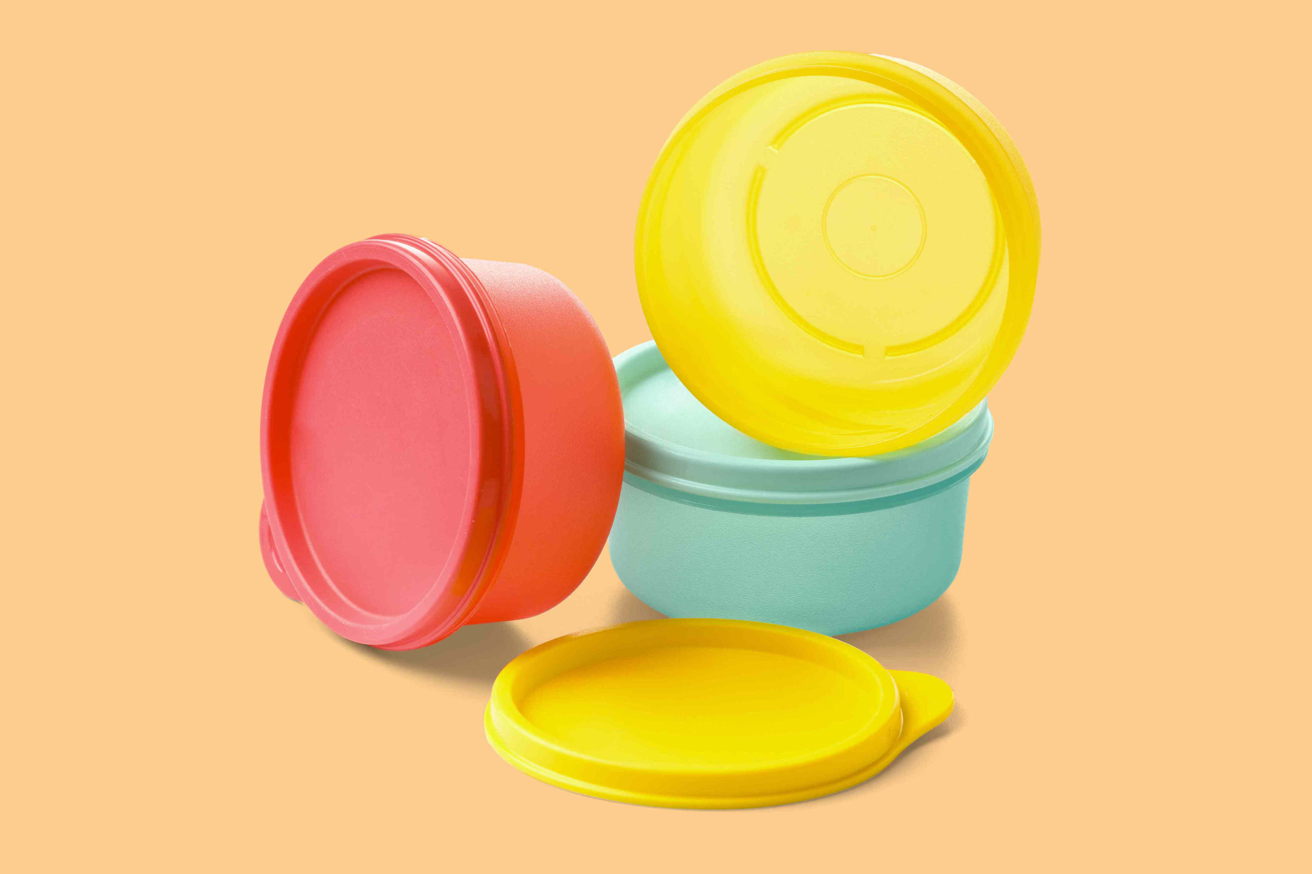 5 foods you should never store in plastic containers, according to a ...