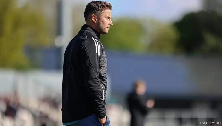 Ajax O19 deelt punten met koploper AZ; Ajax O16 verliest kansloos van ...