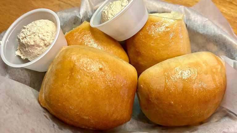 9 Texas Roadhouse Rules You'll Want To Know Before Your Next Visit