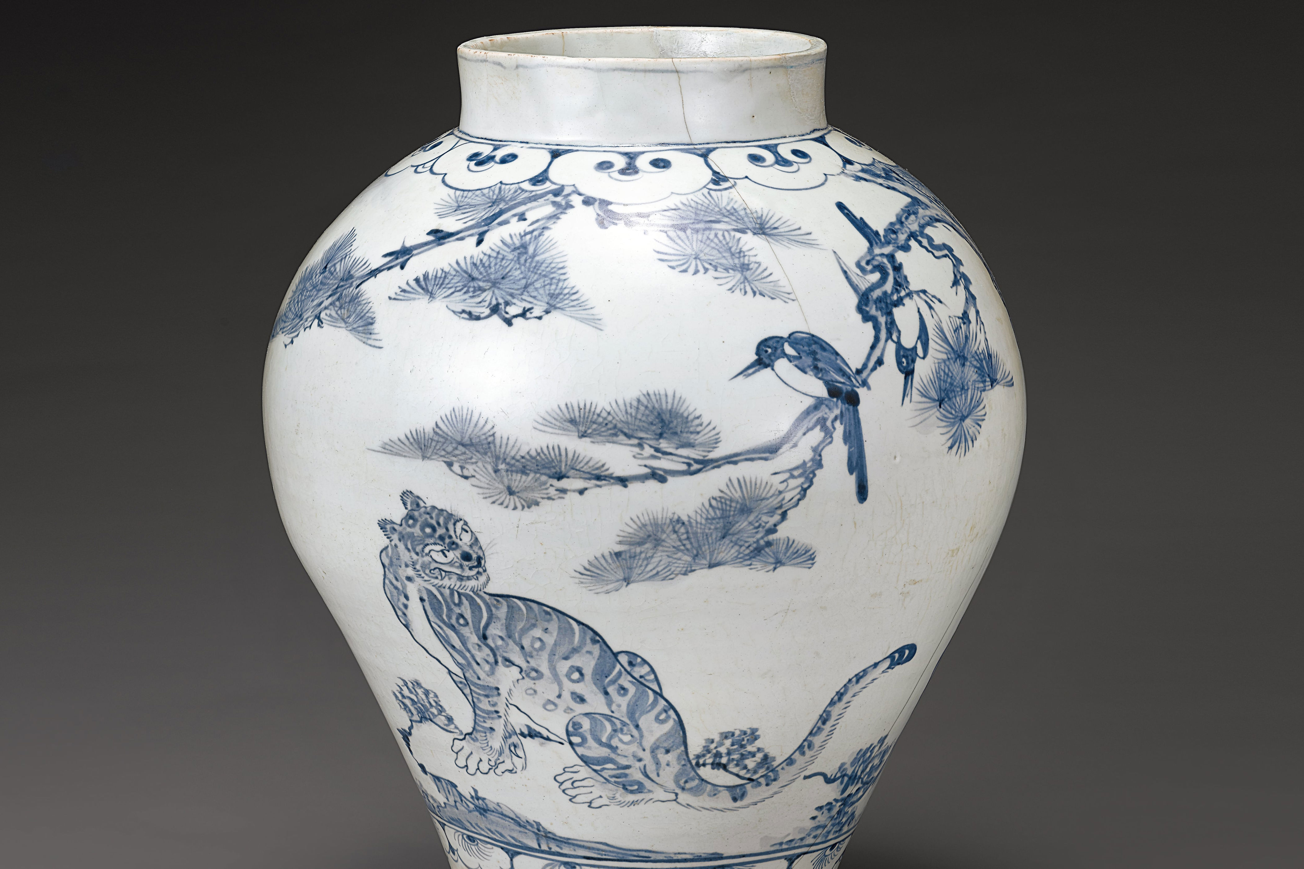 Joseon-Era Vase's Magpie-and-Tiger Motif Captivates National Museum