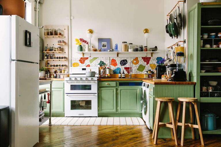 The designer kitchen detail I can't stop thinking about? Mixed hardware ...