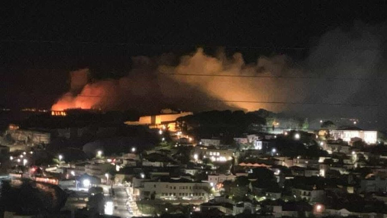 Υπό μερικό έλεγχο η μεγάλη φωτιά στη Μυτιλήνη, μέσα στο Κάστρο – Βίντεο ...