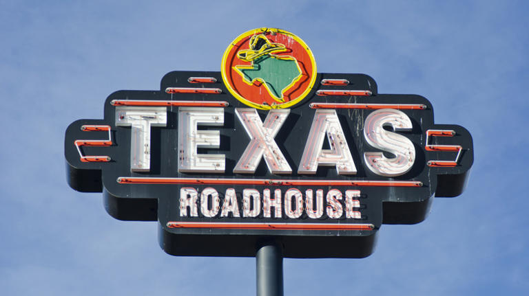 9 Texas Roadhouse Rules You'll Want To Know Before Your Next Visit