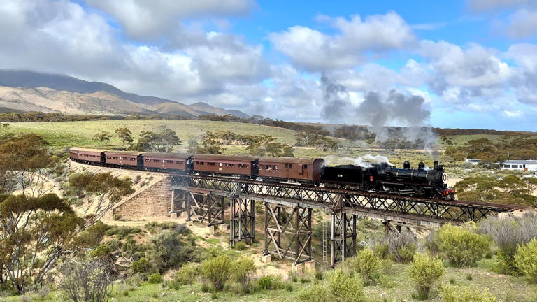 Tourists embrace romance of rail on Australia's greatest luxury and ...