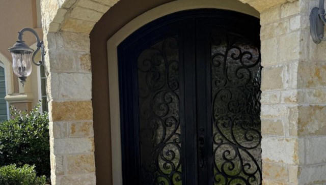 Photo of home with 'horrendous construction' sparks backlash: 'This ...