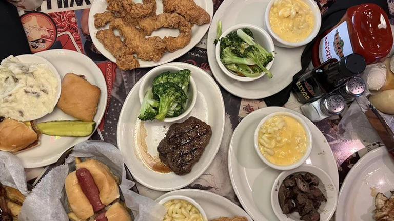 9 Texas Roadhouse Rules You'll Want To Know Before Your Next Visit