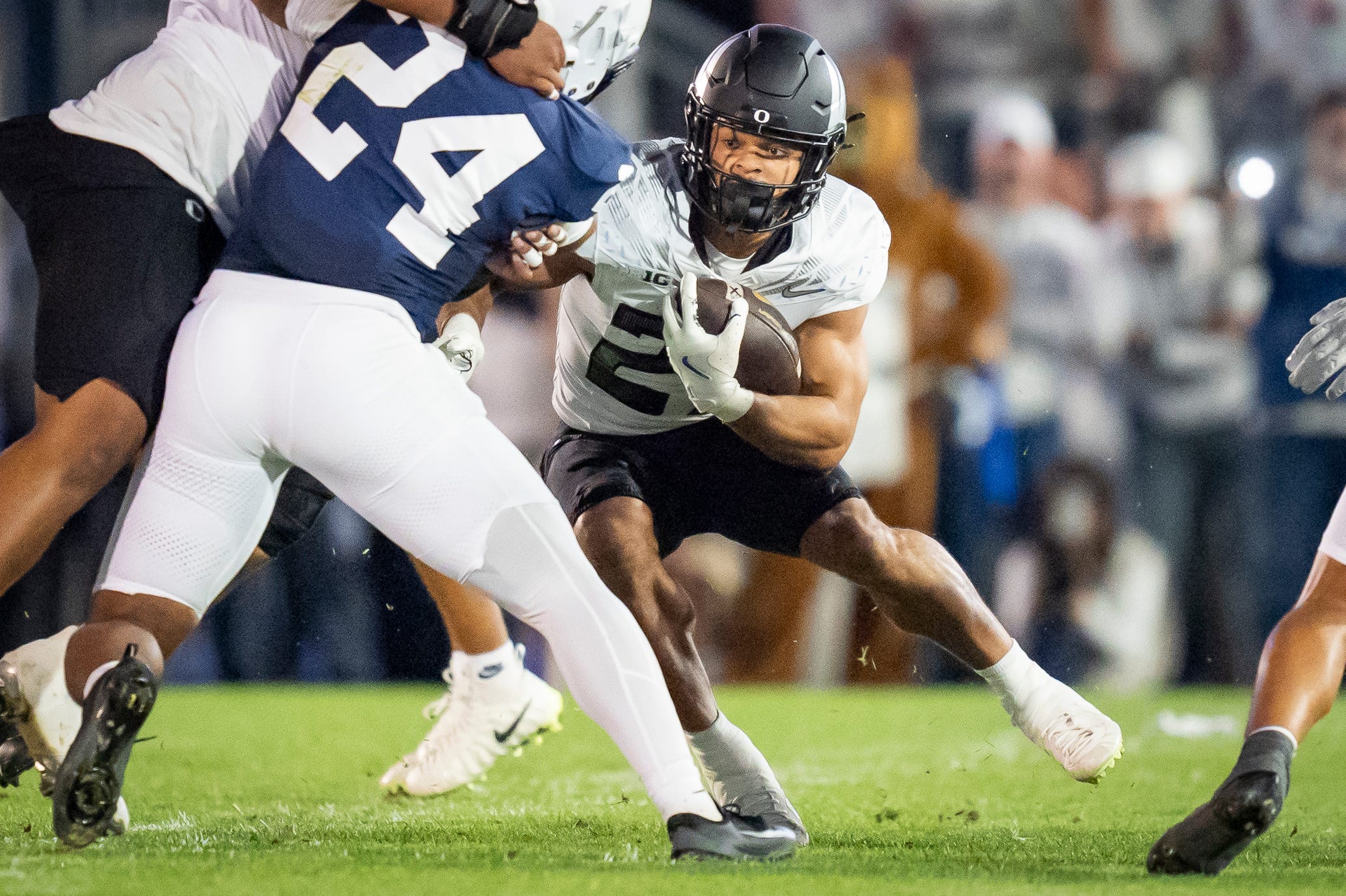 Who isn't playing for No. 6 Oregon Ducks football against Iowa? See the ...