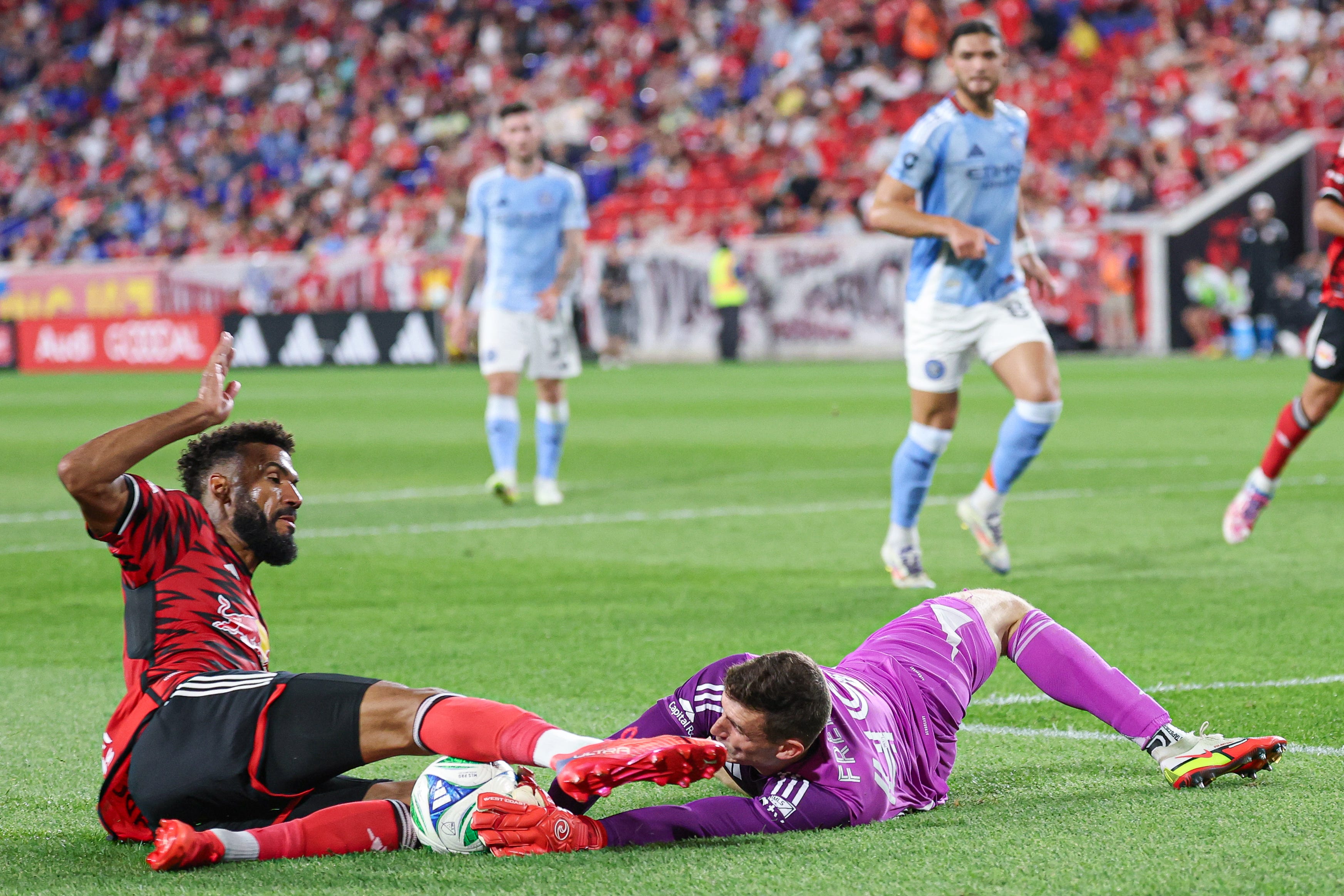 USMNT's Freese exits NYCFC-Red Bulls match with apparent head injury