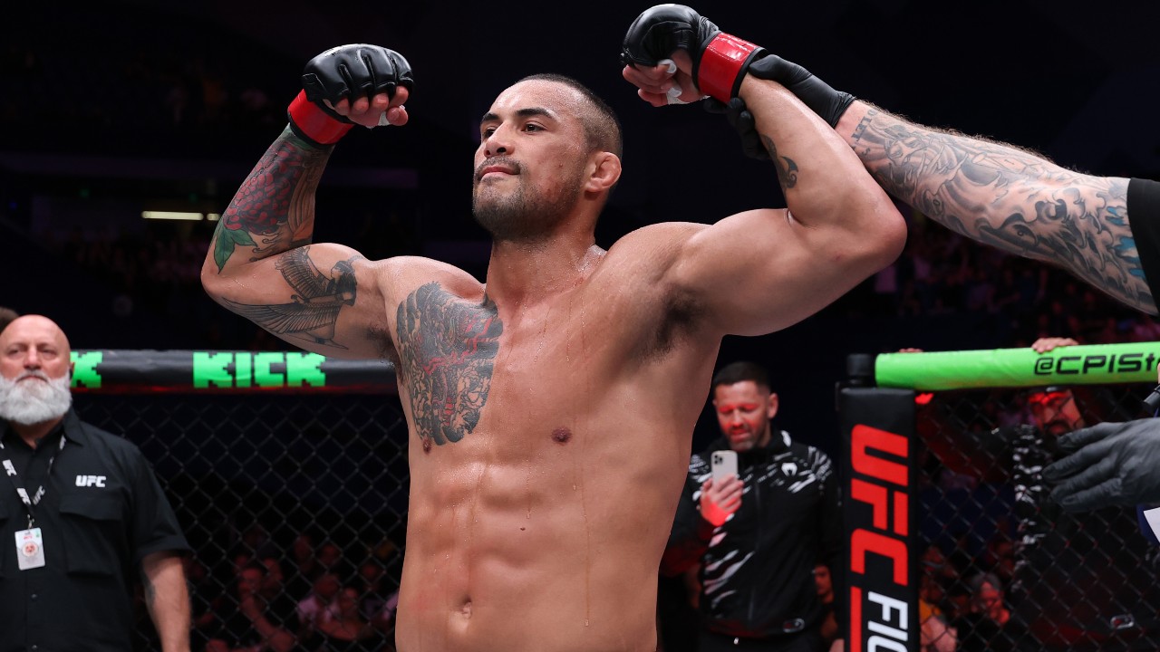 Ulberg blows out knee, knocks out Prochazka at UFC 327