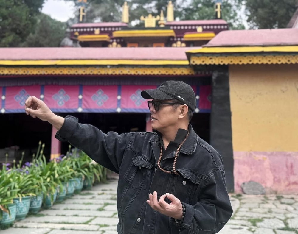 Jet Li spotted at Beijing dealership wearing rare Dzi bead worth 100m yuan