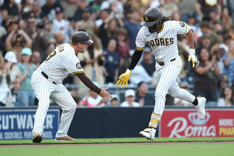 Padres beat Diamondbacks, might have lost Elias Díaz