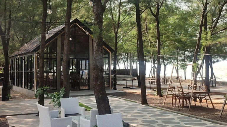 5 Cafe View Pantai Paling Aesthetic Terdekat Surabaya, Asyik Buat ...