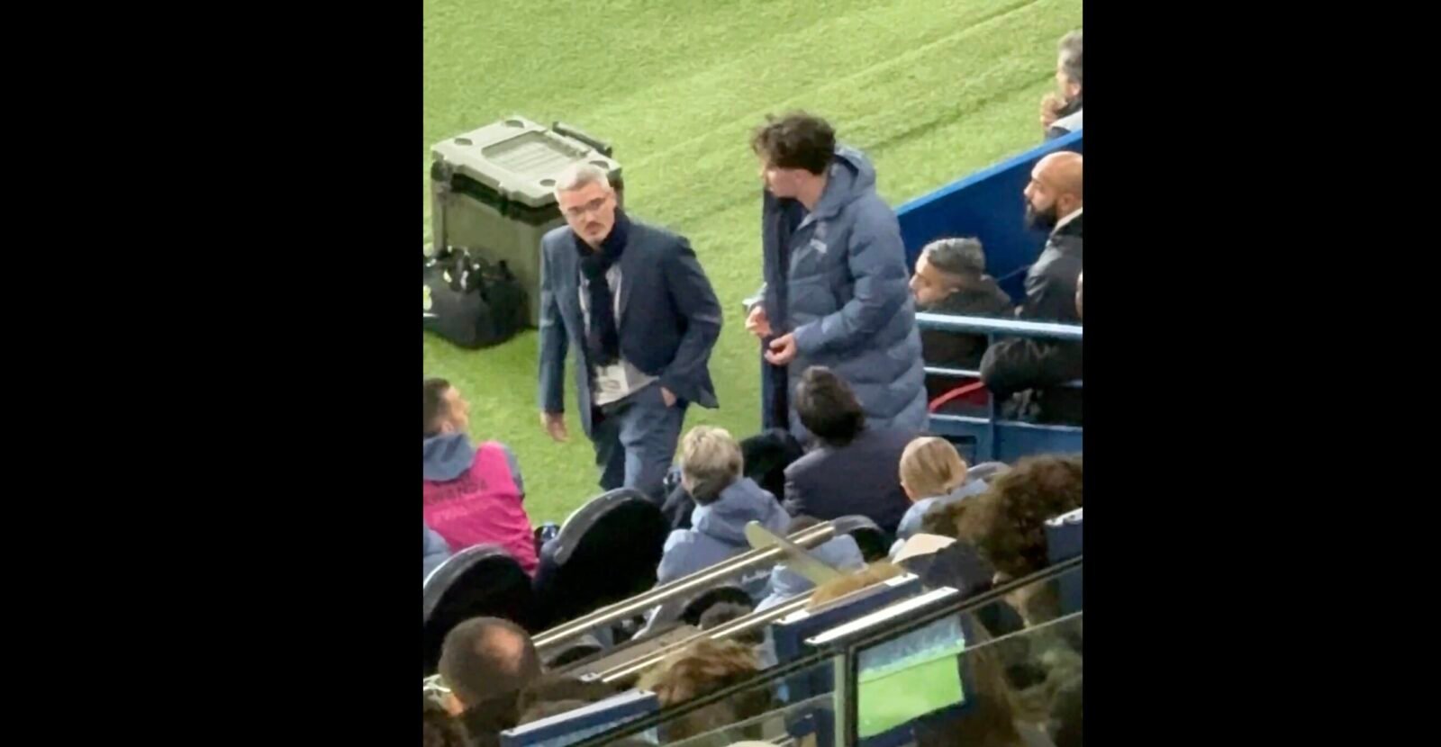VIDEO. Tension sur le banc du PSG, Vitinha boude