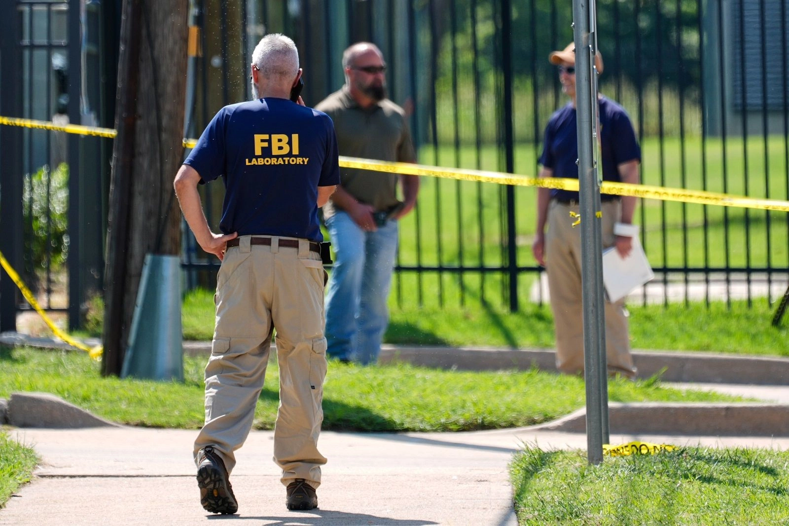 FBI: Μαζικές απολύσεις πρακτόρων που γονάτισαν σε διαμαρτυρία για τον ...
