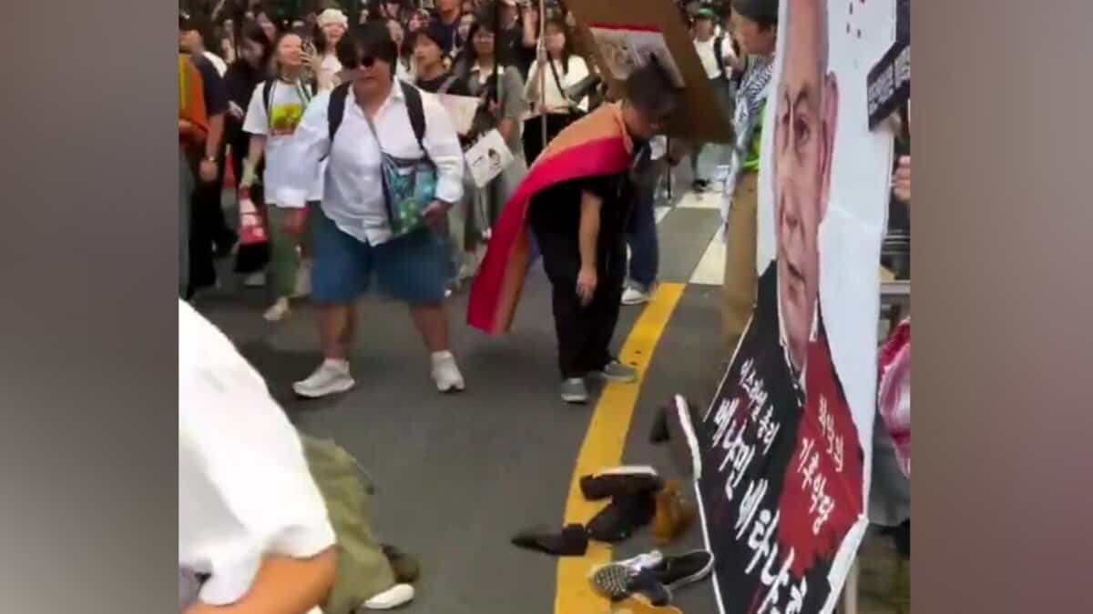 Video: Shoes thrown at Netanyahu poster during Gaza protest in Seoul