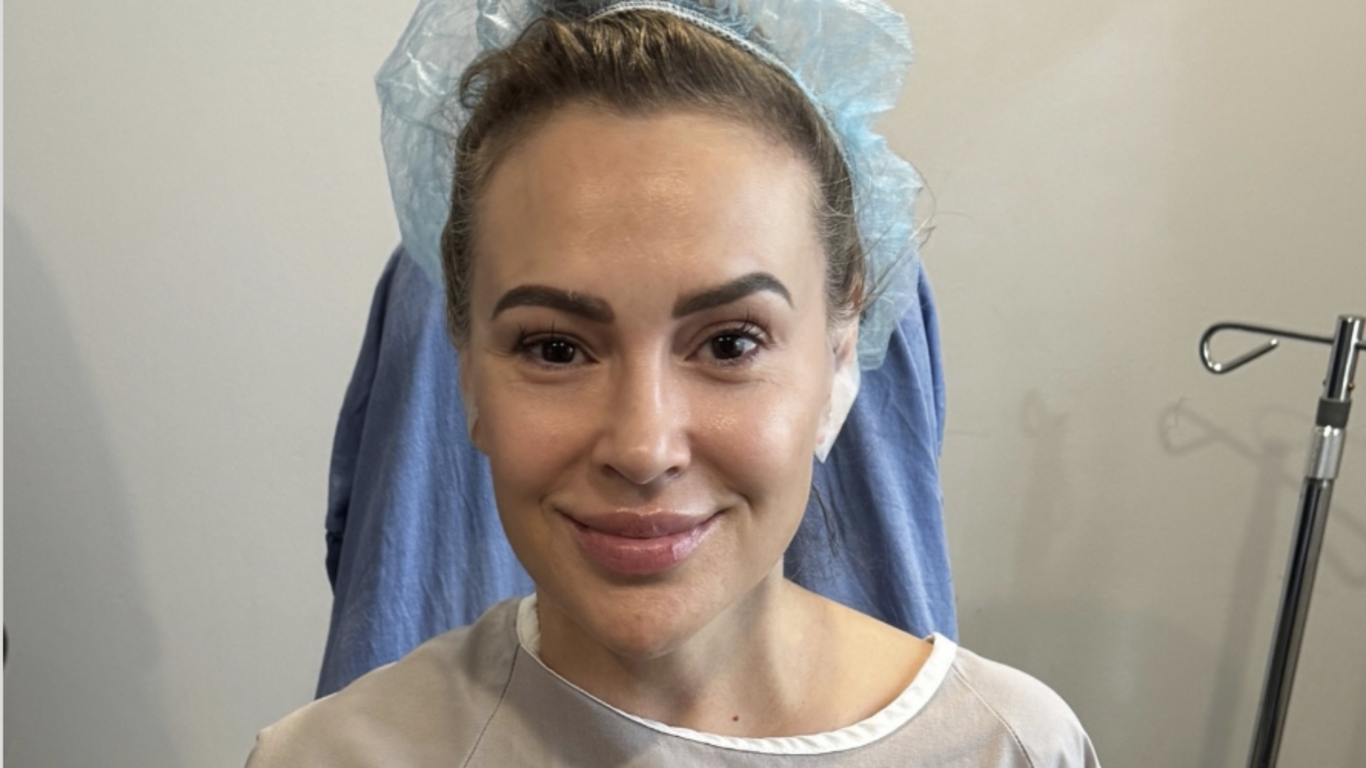 "Questo corpo non era mio": Alyssa Milano rimuove gli impianti e lancia un messaggio potente