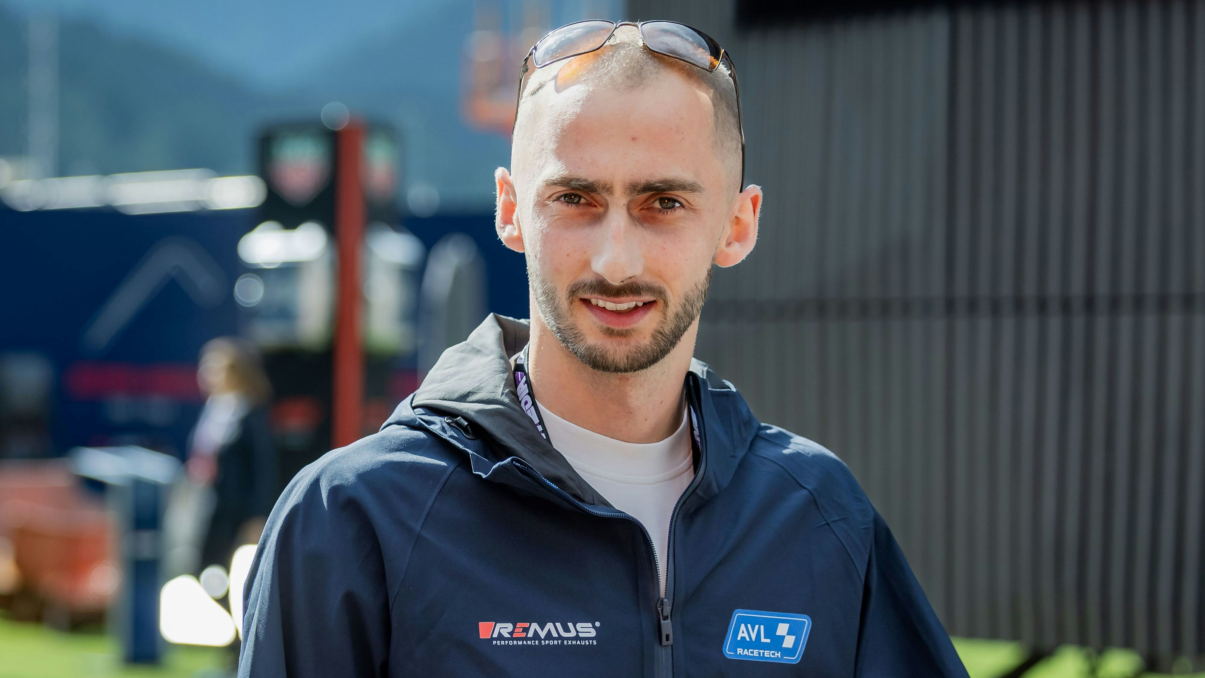 Kaiser-Urenkel fährt in Le Mans gegen den Hunger