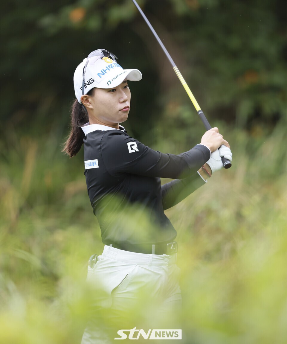 [STN포토]타구 방향을 바라보는 정윤지