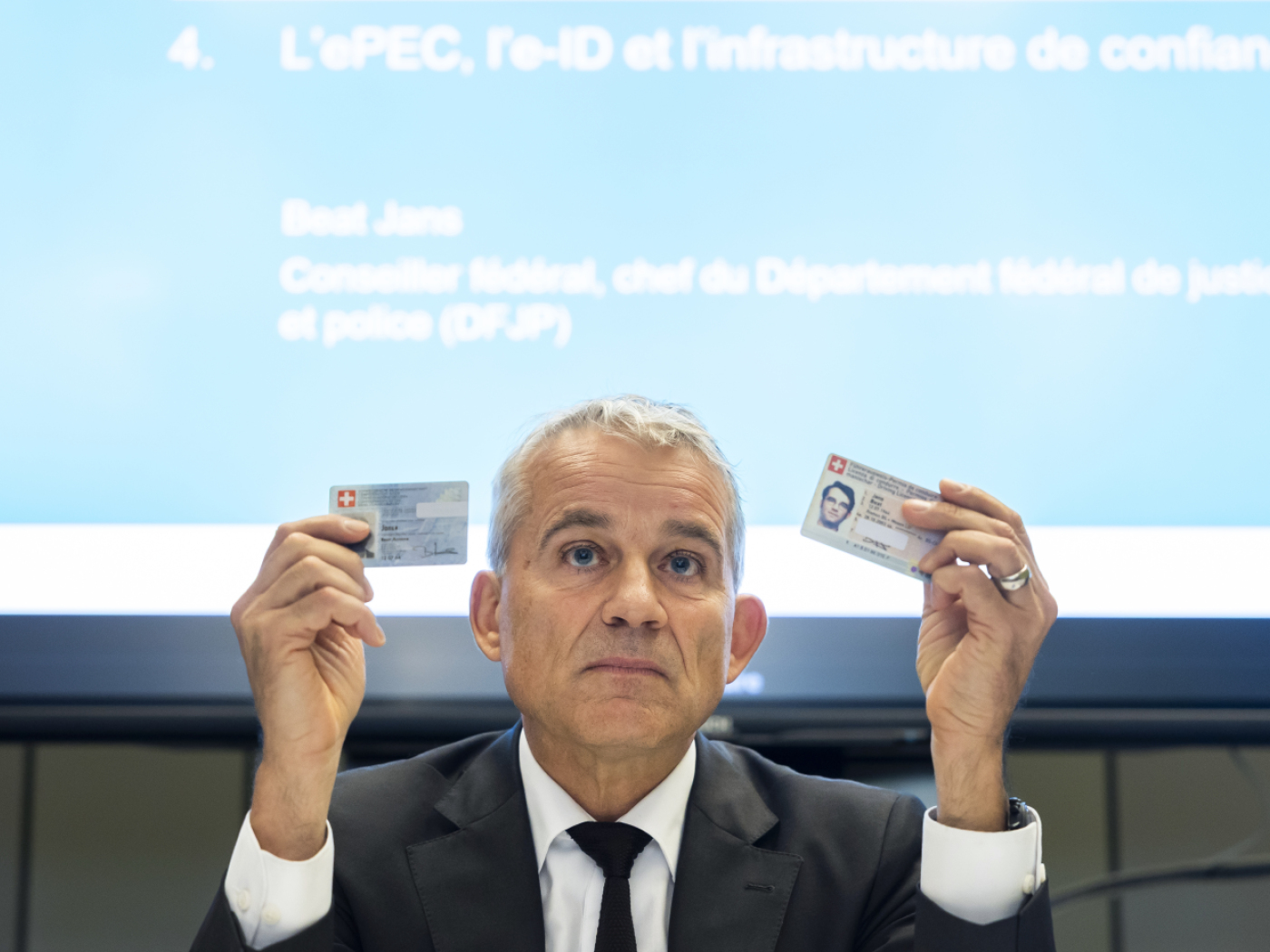 La Suisse accepte de justesse l'identité électronique à 50,4%