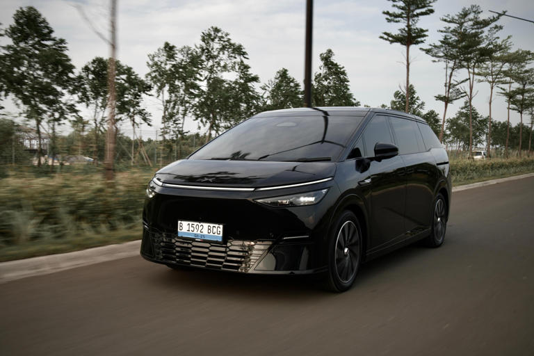 Adu irit konsumsi energi MPV listrik sultan XPENG X9 vs VW ID. Buzz