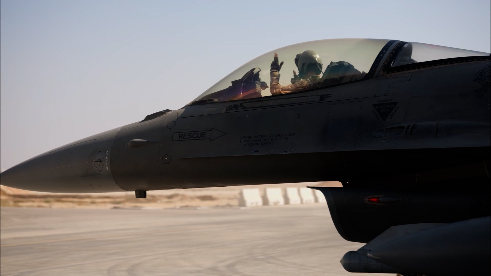 Decollo degli F-16 Falcon dell'Aeronautica USA