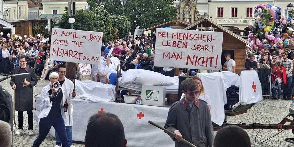 "Chardonnay statt EKG": Rugia rockt mit Notarzt-Protest