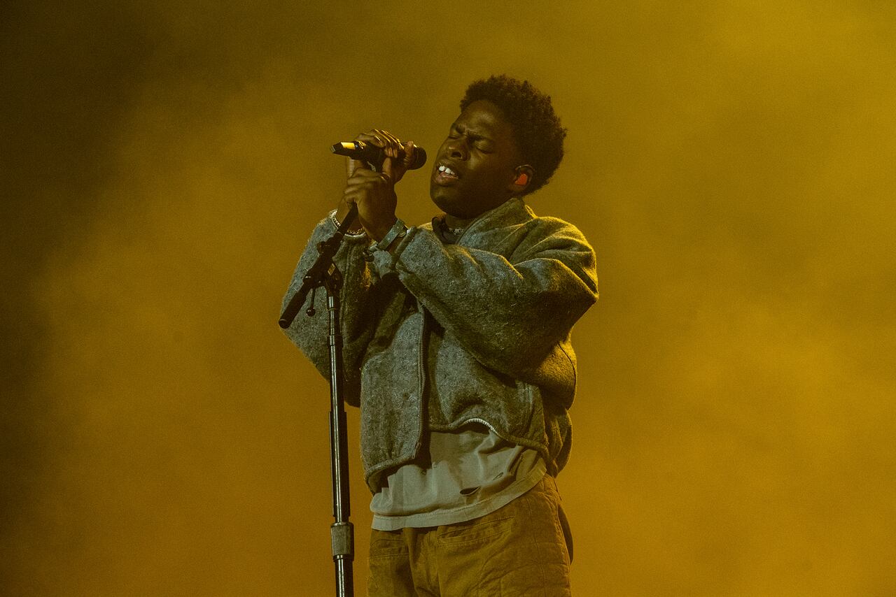 Free surprise show by R&B artist Daniel Caesar draws thousands of fans ...