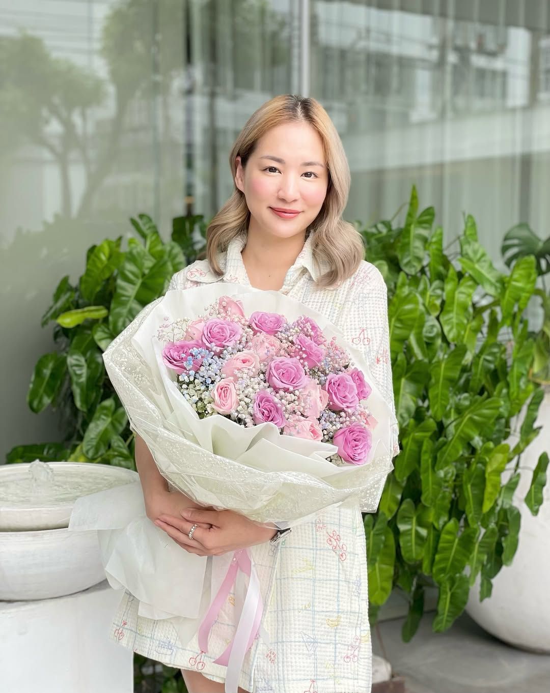 อุ๊ย! หรือว่า ต่าย ชุติมา ไม่โสดแล้ว โพสต์ภาพถือช่อดอกไม้ช่อใหญ่ พร้อม #Happy5th