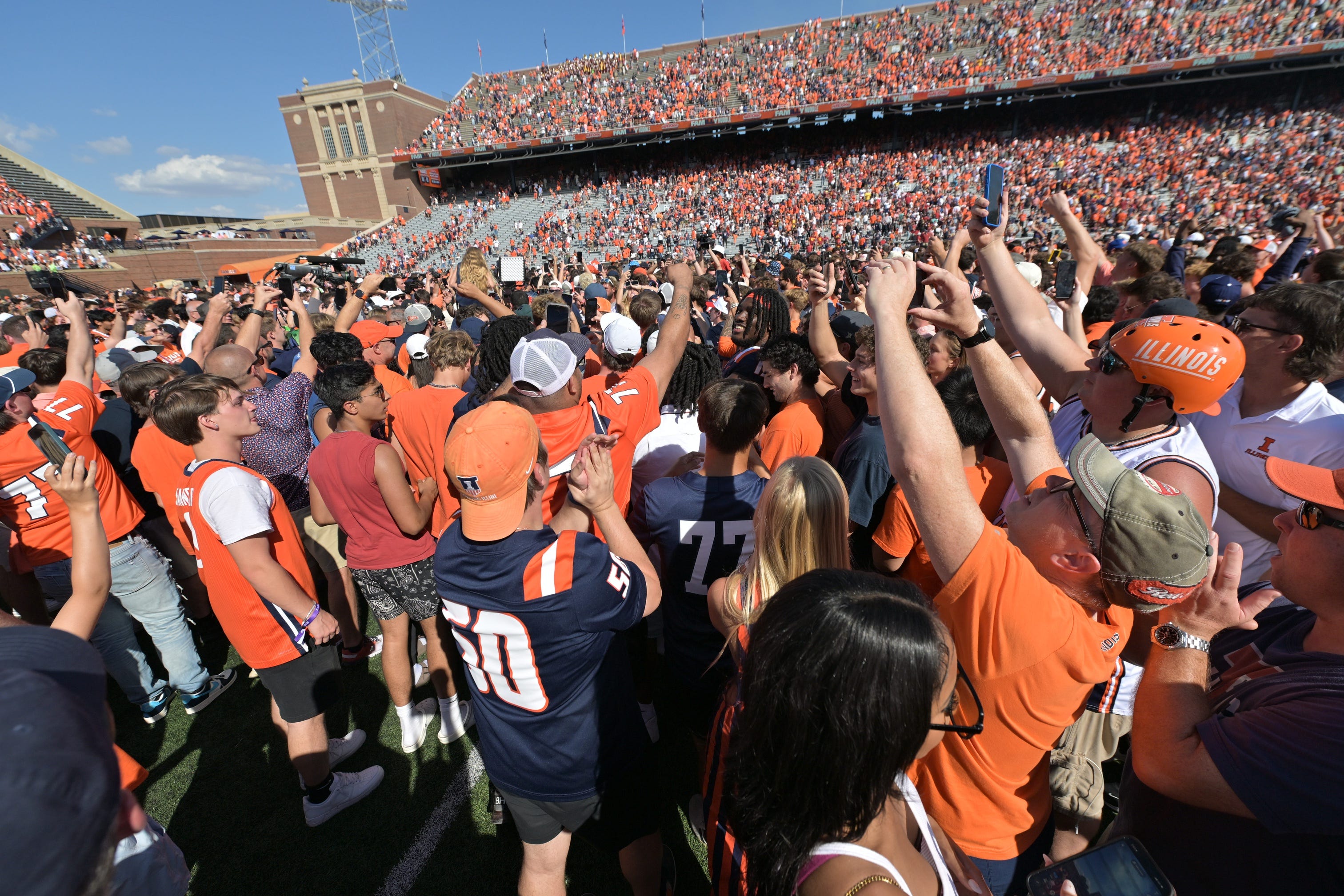 Social media reacts to USC football's miserable 34-32 loss to Illinois