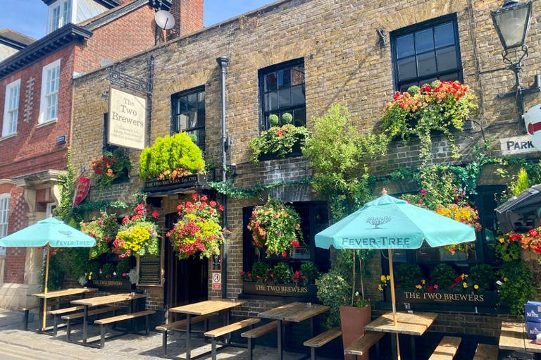 The tiny charming pub attached to gates of Windsor Castle that ...