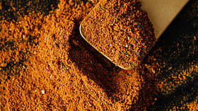 How to remove turmeric stain from your clothes?