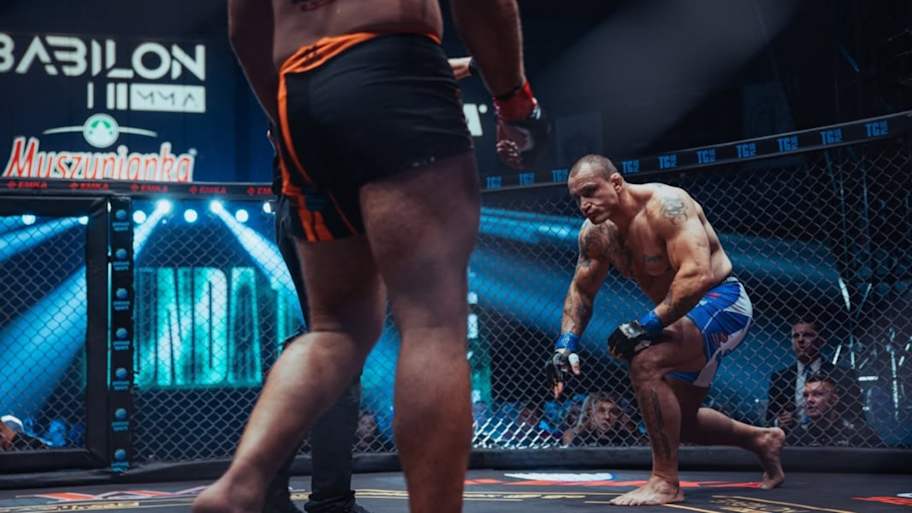 Heavyweight MMA fighter provides explanation for viral one-second tap out
