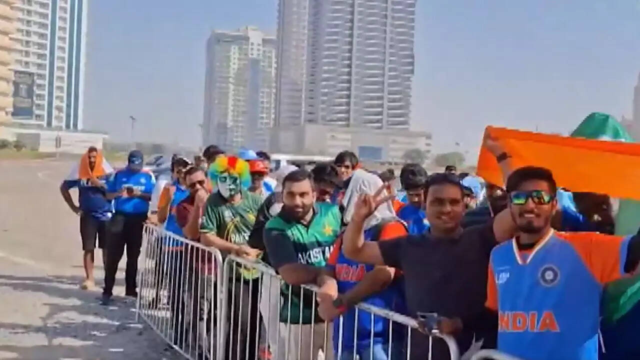 IND vs PAK Final fever: Fans go from 'India jitega' to 'du rupaiyee ka ...